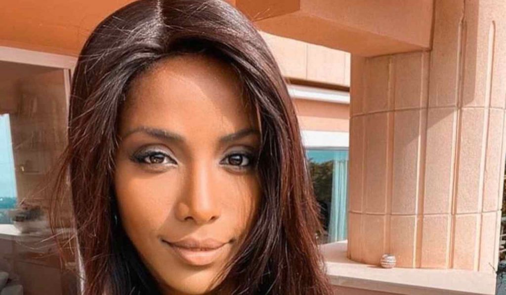 Ainett Stephens, il selfie è rovente: allo specchio si vede tutto il lato A